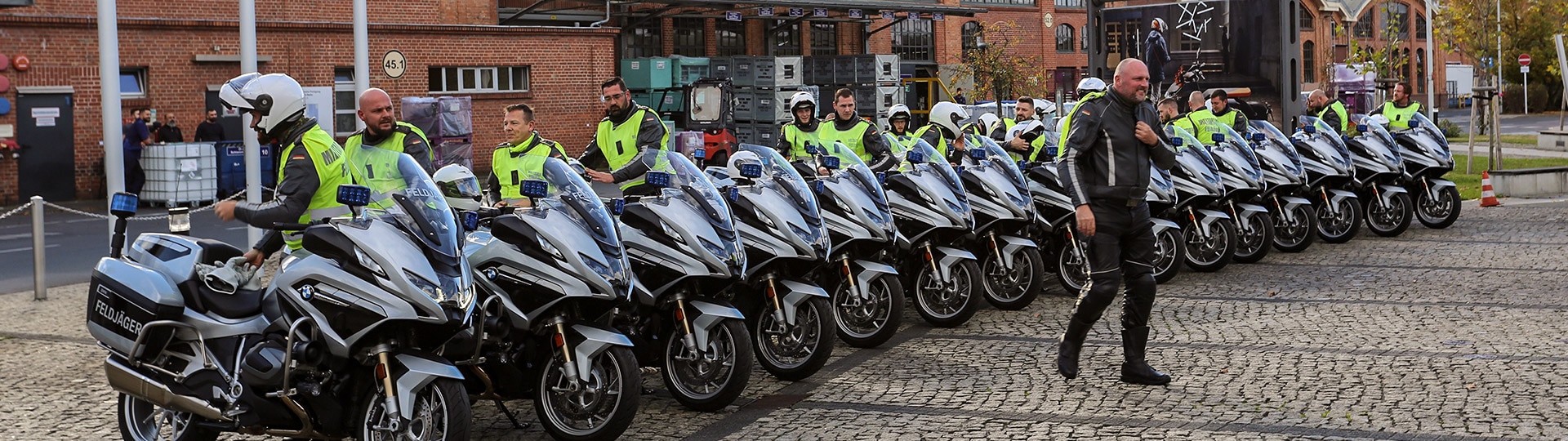 Berliner Feldjäger zu Besuch im Werk Berlin | BMW Motorrad Sonderkunden