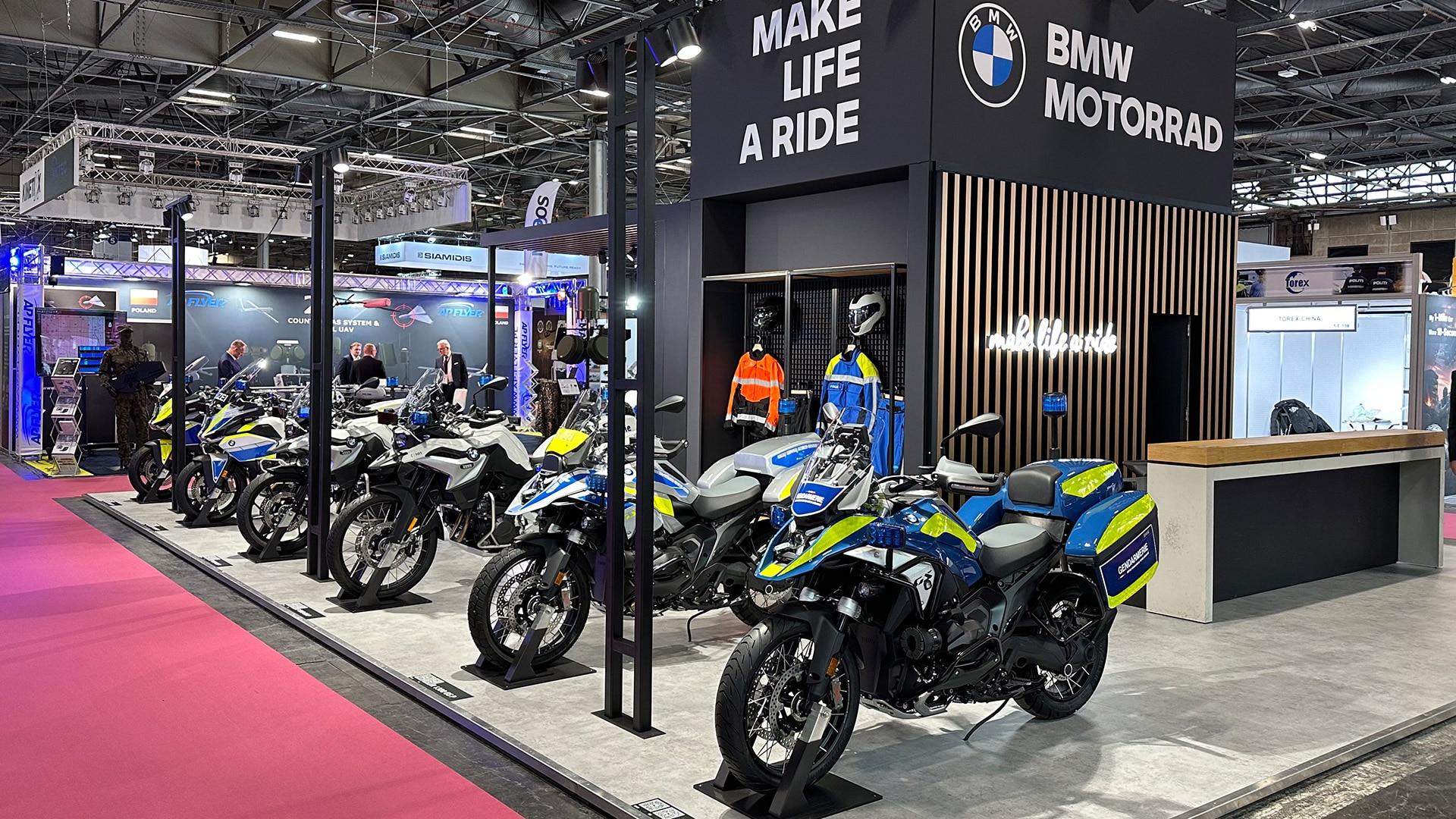 Estreno de la nueva R 1300 RT-P en la feria MILIPOL 2025 | Clientes ...